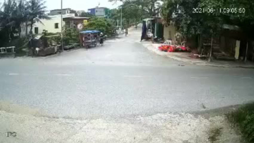 Small truck sweeps up a cyclist - GoreSee - Death is Watching over You